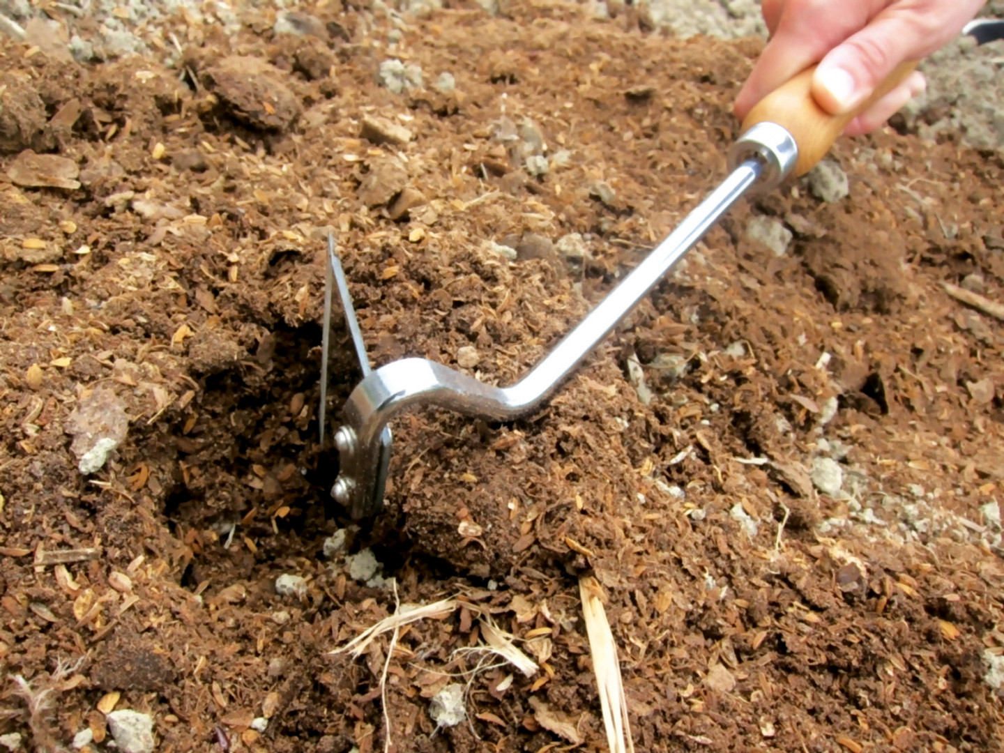 Durable triangle-shaped hoe - diyinternational