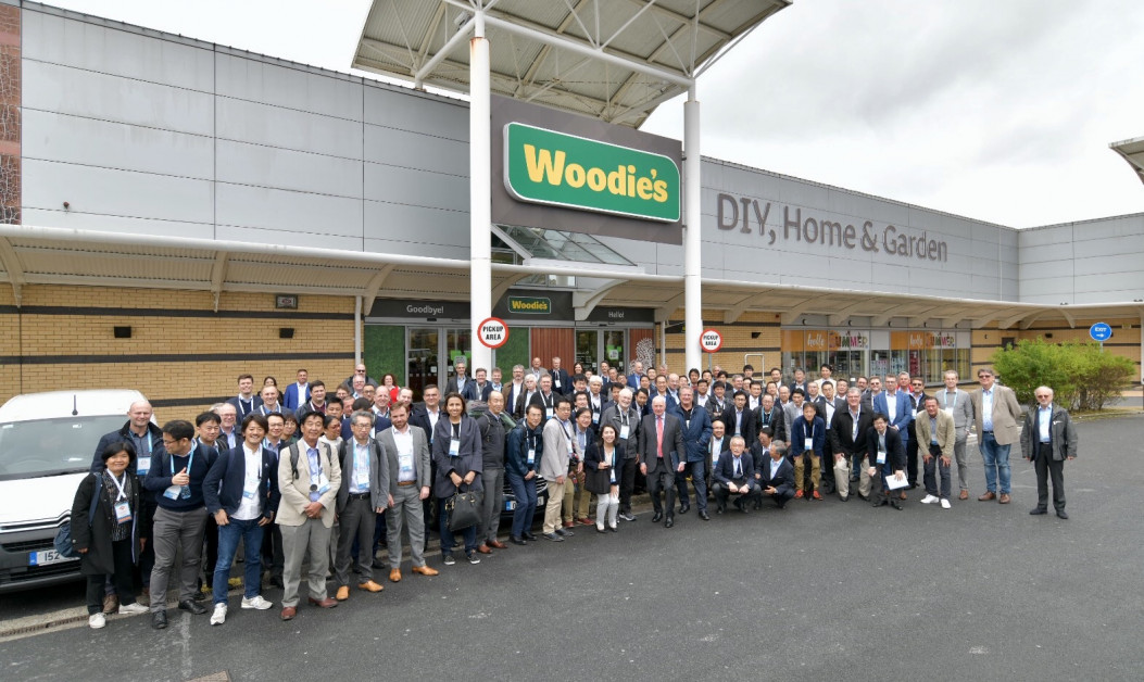 Store tour to kick off the Summit i... - diyinternational