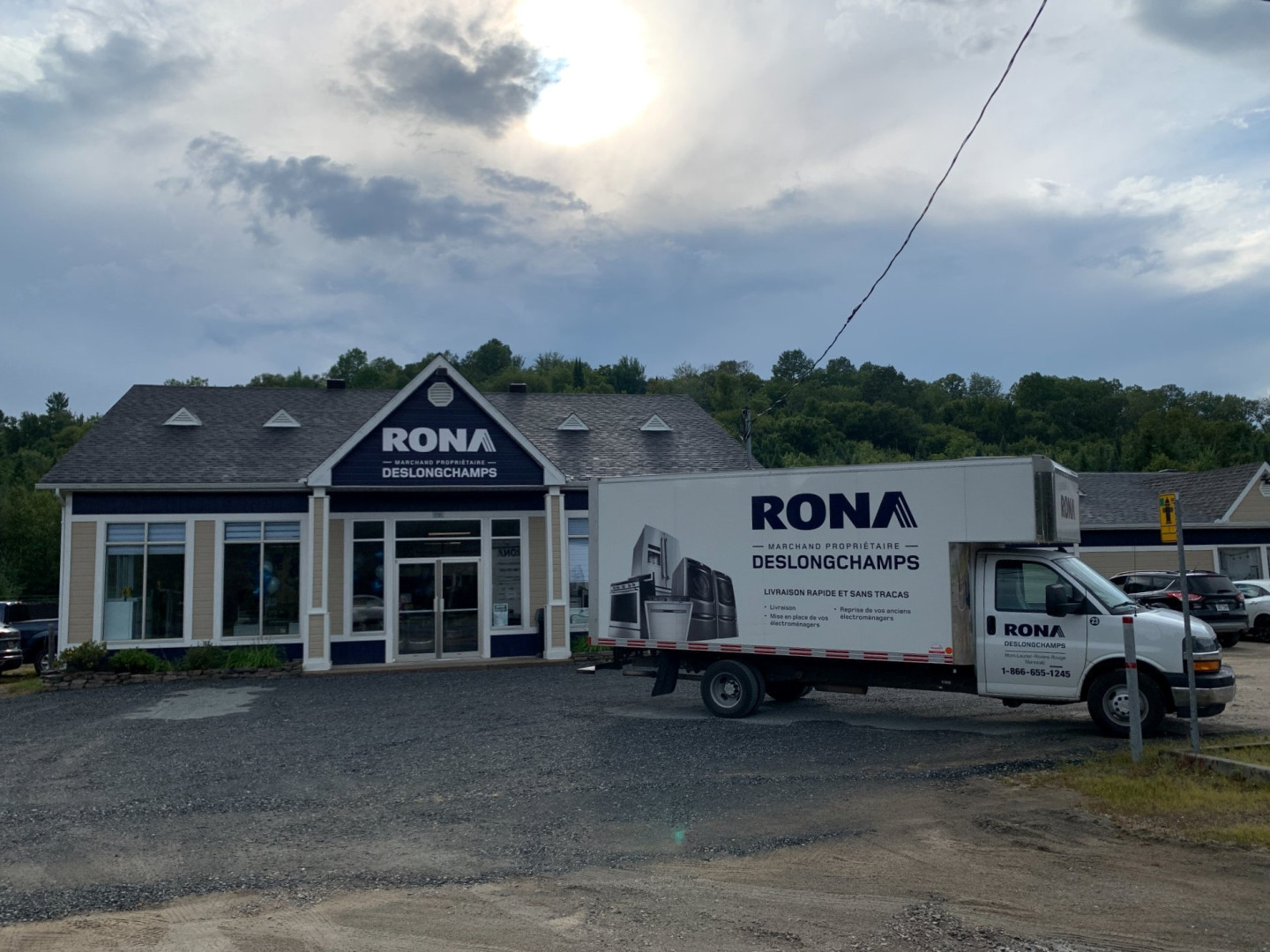 New showroom concept in the Rona ne... - diyinternational